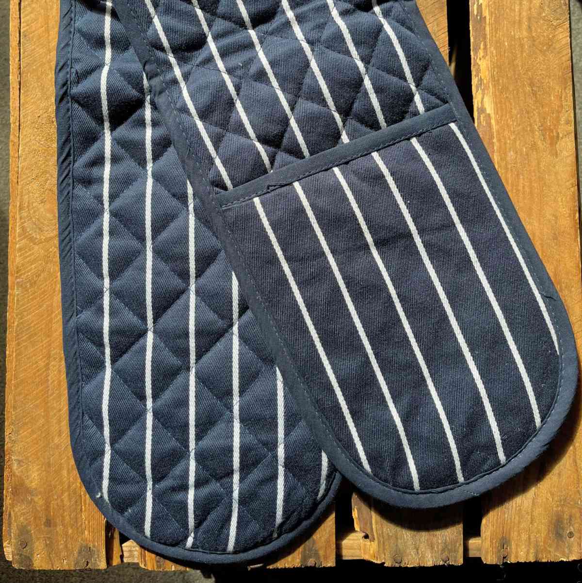 Le Chateau Butchers Navy Stripe Double Oven Glove – Cooking Kneads